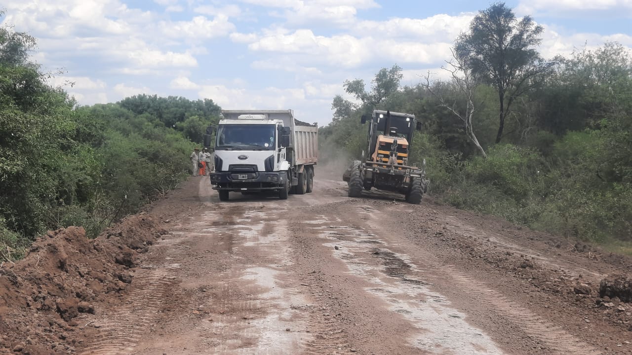 La DPV trabaja en el Camino Vecinal 1057 que une Fortín Soledad y El ... La DPV trabaja en el Camino Vecinal 1057 que une Fortín Soledad y El ...